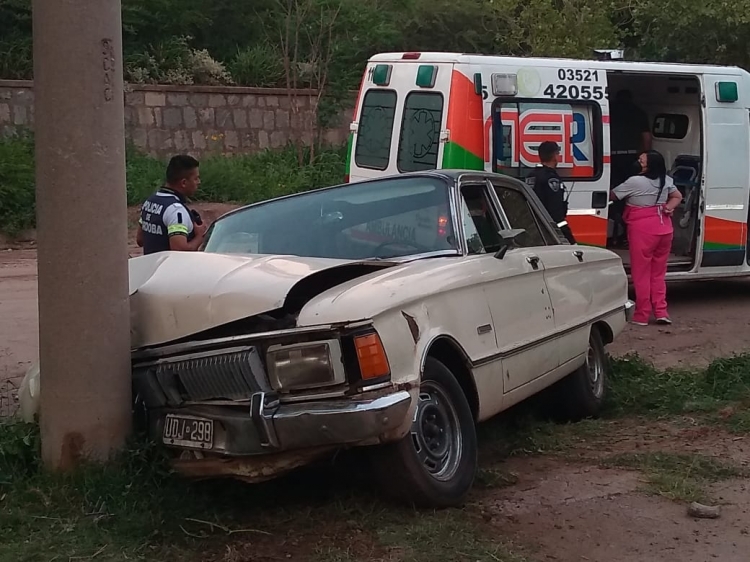 Deán Funes: un Ford Falcon chocó de frente contra un poste de cemento